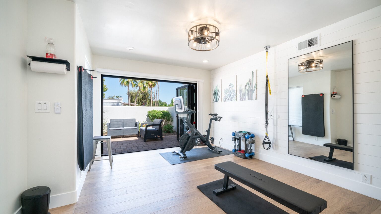 *Remodeled* Desert Spa! Backyard Oasis! Salt Pool! - Modern Retreats