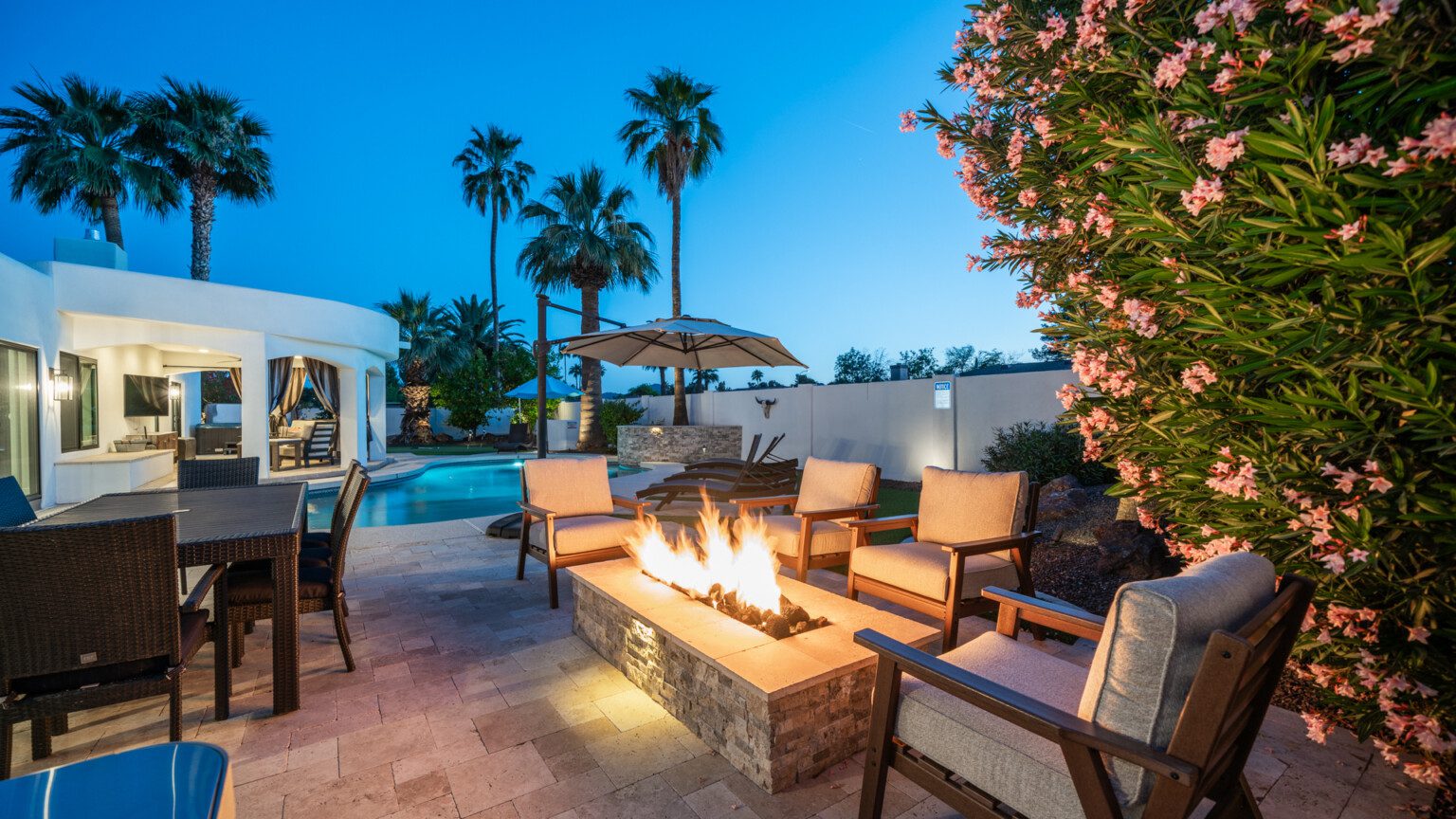 *Remodeled* Desert Spa! Backyard Oasis! Salt Pool! - Modern Retreats